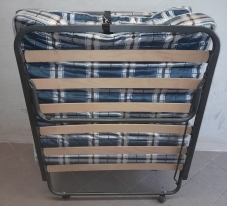 Letto pieghevole con struttura in metallo con Doghe in legno e materasso